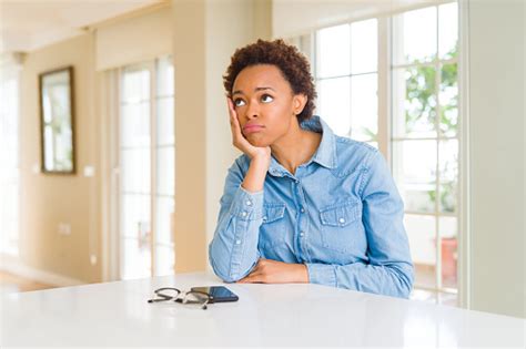 젊은 아름 다운 아프리카계 미국인 여자 생각 피곤 하 고 교차 하는 팔과 우울증 문제 지루해 게으름에 대한 스톡 사진 및 기타 이미지 Istock