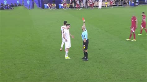 اخراج شجاع خلیل‌زاده توسط داور پس از بازبینی صحنه ویدیو ورزش سه