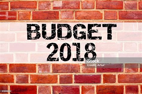 예산 2018 보여주는 개념적 발표 텍스트 캡션 영감 새 해 예산 금융 개념 공간으로 오래 된 벽돌 배경에 대 한 비즈니스 개념 2018년에 대한 스톡 사진 및 기타 이미지