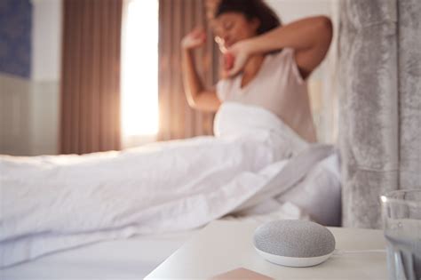 여자 깨어 나 에 침대 와 음성 조수 에 침대 옆 테이블 에 그녀의 30 39세에 대한 스톡 사진 및 기타 이미지 30 39세 가까운 가상 비서 Istock