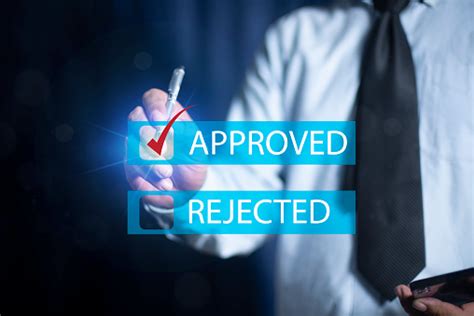 사업가가 작성하거나 올바른 표시를 선택하여 승인합니다 가상 화면에서 전자 문서를 확인합니다 사업 성공 개념 개인 개발 및 경력 성장 또는 개념 변경 가상현실에 대한 스톡