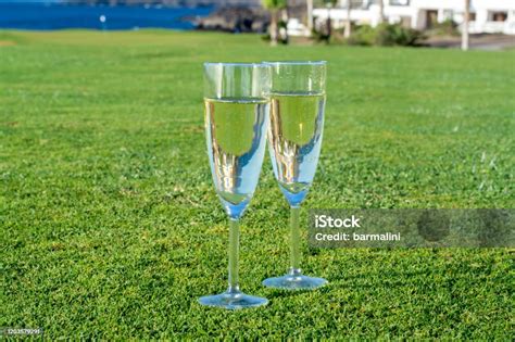 골프 대회 이벤트 또는 축하 기간 동안 산이 보이는 녹색 골프 클럽 잔디에 거품 흰색 샴페인 또는 카바 와인 2 잔 제공 0명에 대한 스톡 사진 및 기타 이미지 Istock