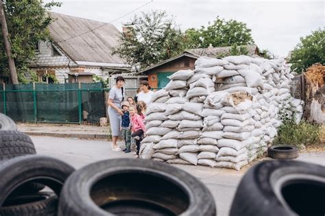 Los Niños Y Sus Maestros Caminan En Parejas Sosteniendo Un Bolígrafo Y