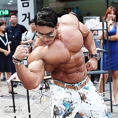 韩国肌肉巨兽黄哲勋中国行，身材更加劲爆，扳手腕输给了一个妹子