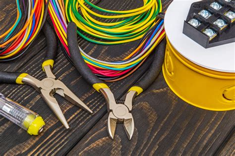 Photo Libre De Droit De Boîte De Jonction Électrique Avec Câbles Fil Et Outils Utilisés Dans Le