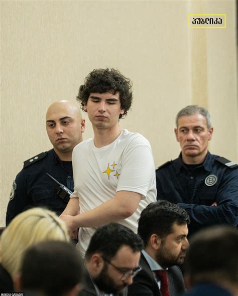 პუბლიკა • Publika 📸 თბილისის საქალაქო სასამართლოში აქციების გამო დაკავებული 8 პირის ზვიად