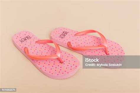 해변 액세서리 플립 플롭과 불가사리를 컬러 배경에 놓습니다 상단보기 복사 공간이있는 모의 0명에 대한 스톡 사진 및 기타 이미지 Istock