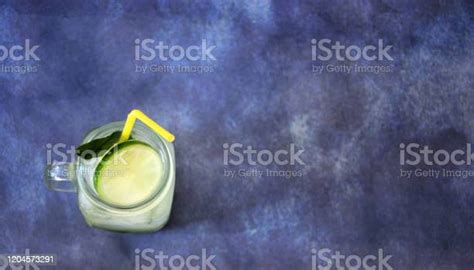 얼음이 있는 유리 모히토 머그잔 라임 조각 마시는 튜브가 회색 배경에 있습니다 0명에 대한 스톡 사진 및 기타 이미지 0명 감귤류 과일 건강한 생활방식 Istock