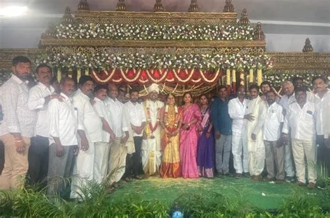 వివాహ వేడుకలకు హాజరైన మాజీ ఎమ్మెల్యే పైళ్ల శేఖర్ రెడ్డి