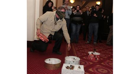 Виж снимки и видео на Спайдърмен с пеперудите в парламента