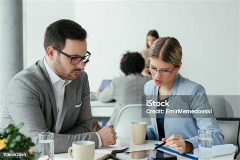 현대 스타트업 사무실에서 프로젝트를 함께 작업 하는 비즈니스 커플 2명에 대한 스톡 사진 및 기타 이미지 2명 경영자 계획 Istock