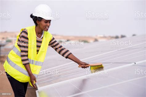 신 재생 전원 역의 태양 전지 패널에서 부드러운 브러시로 먼지 청소 노동 여성 노동자 청소하기에 대한 스톡 사진 및 기타 이미지