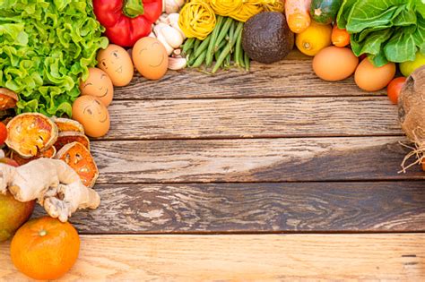 토마토 계란 마늘 레몬 샐러드 망고 양파 양상추 양배추 양파 피망 스튜디오 사진 모듬 야채의 다채로운 구성 사람이 없습니다 건강한 식생활 개념 유기농 및 신선한 음식 컨셉