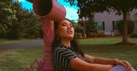 감은 눈 교외 목가적인 분홍색 꽃 수직 쐈어 스트라이프 티셔츠 앉아 있는 여름 여성 우편함 잔디 젊은 제라늄에 관한 무료 스톡 사진