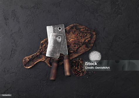 빈티지 도마와 검은 돌 테이블 배경에 빈티지 고기 칼 도끼 정육점 기구 소금과 후추 강철에 대한 스톡 사진 및 기타 이미지