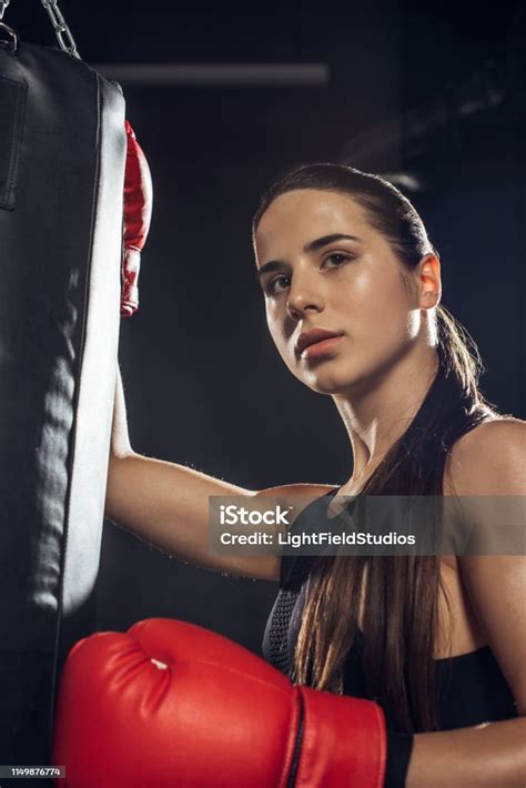 펀칭 가방 빨간 권투 장갑 훈련에서 여성 복 서 검정색 배경에 대한 스톡 사진 및 기타 이미지 검정색 배경 권투 글러브 권투 스포츠 Istock