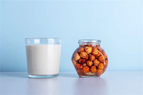 다양한 견과류를 담그는 과정 물에 헤이즐넛을 활성화하고 야채 우유 한 잔 가정 요리 식물 기반 유기농 채소 우유 유당 무료 만들기 건강한 식생활에 대한 스톡 사진 및 기타