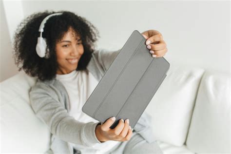 태블릿 컴퓨터를 들고 흰색 재킷에 여자 · 무료 스톡 사진