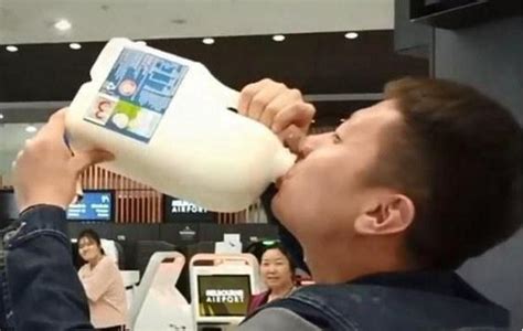 小伙帶一桶牛奶坐飛機被攔下後一口氣喝完現實版人在囧途 每日頭條