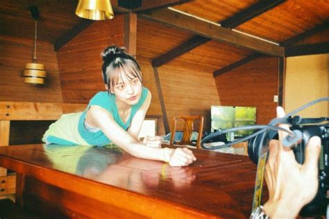 福田朱里さんのインスタグラム写真 福田朱里instagram 「ヤングマガジン撮影オフショット⚓️ 有料版のなかにあるカットの撮影シーン