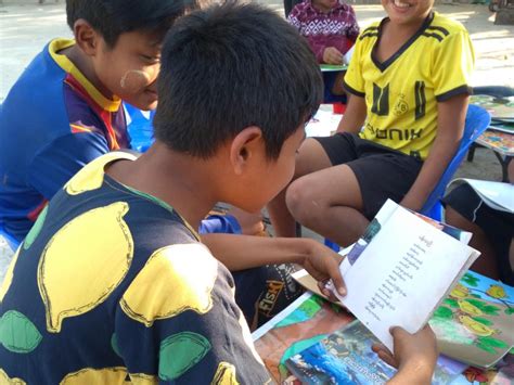 ပေါက်တောမြို့ရှိ ဦးမြဝါပန်းခြံ ကလေးကစားကွင်း တွင် Mobile Library စနစ်ဖြင့် စာအုပ်စာစောင်ကို