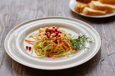 흰 접시에 잘게 썬 흰 양배추 당근 딸기로 만든 신선한 양배추 샐러드 최고 보기 나무 배경 선택적 초점 0명에 대한 스톡 사진 및 기타 이미지 Istock