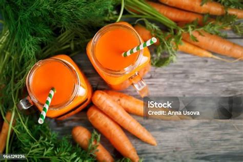 신선한 당근 고 정원에서 나무 테이블에 당근 주스 야채 비타민 각 질입니다 자연 유기농 당근 나무 배경에 거짓말 갈색에 대한 스톡 사진 및 기타 이미지 Istock