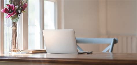 나무 테이블에 노트북 컴퓨터와 사무용품편안한 직장의 자른 샷 0명에 대한 스톡 사진 및 기타 이미지 0명 금융 노트북 Istock