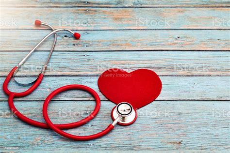 세계 보건의 날 의료 및 의료 개념 파란색 나무 배경에 붉은 청진 기 및 붉은 심장 헌혈에 대한 스톡 사진 및 기타 이미지 헌혈 검은색 세계 보건의 날 Istock