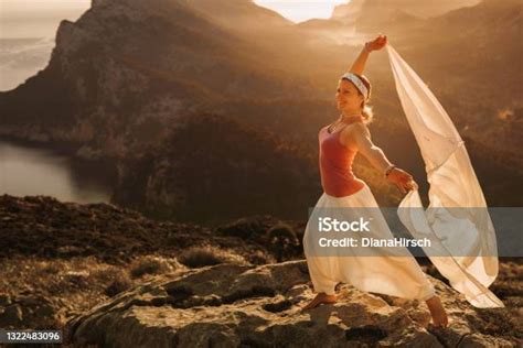 산악 풍경에서 일출 동안 흰색 목도리와 함께 처진 춤을 추는 아름다운 젊은 여성 골든 아워에 대한 스톡 사진 및 기타 이미지 골든 아워 숄 한 명의 여자만 Istock