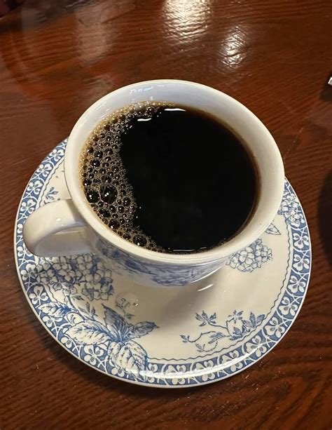 희두 하루에 커피 2~3잔을 마신다 아침 점심 저녁 아침 커피는 오늘 하루를 뭘 해야 가장 즐거울까를 점심 커피는 그 즐거움이 이어지고 있는가를 저녁 커피는