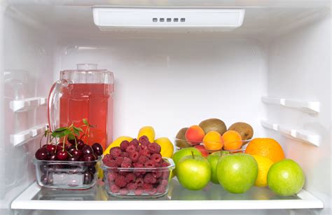 흰색 냉장고 신선한 과일 딸기 콤포트가 있는 유리 주전자 선반에 0명에 대한 스톡 사진 및 기타 이미지 0명 과일 냉장고 Istock