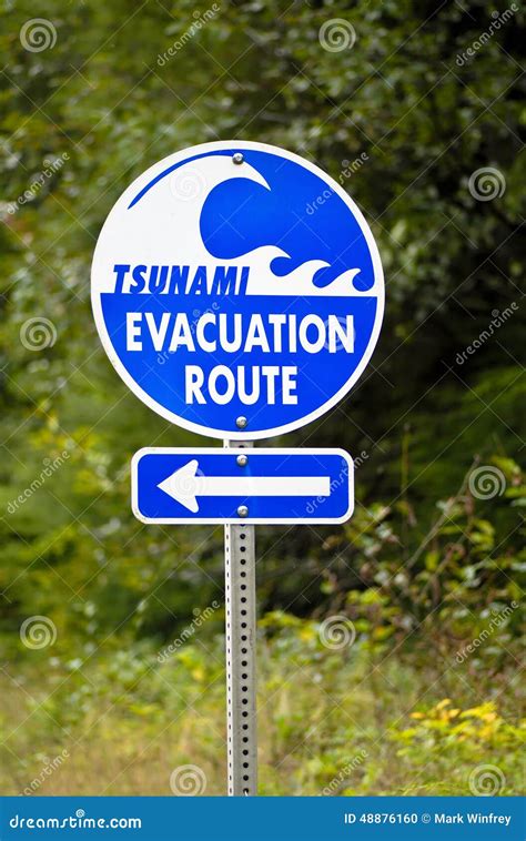 Muestra De La Ruta De La Evacuación Del Tsunami Foto De Archivo