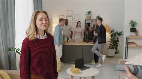 Стоковое видео категории «Бесплатно — Доставщик отдает несколько коробок с пиццей девушке на дом 1