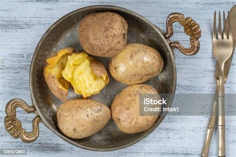 나무 테이블에 금속 그릇에 구운 감자 간단한 채식 음식 나무 테이블에 삶은 감자 닫기 0명에 대한 스톡 사진 및 기타 이미지 0명 갈색 감자 요리 Istock