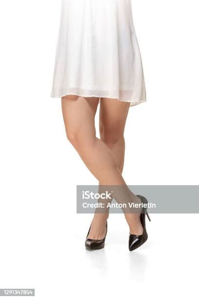 흰색 배경에 고립 된 로맨틱 한 흰색 복장에 아름다운 슬림 여성 다리 가냘픈에 대한 스톡 사진 및 기타 이미지 가냘픈 검은색 공란 Istock