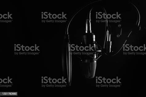스튜디오 콘덴서 마이크는 블랙에 격리 라디오 보컬 팟 캐스트 공간을 복사합니다 레코드 아날로그 오디오에 대한 스톡 사진 및 기타 이미지 레코드 아날로그 오디오 콘덴서