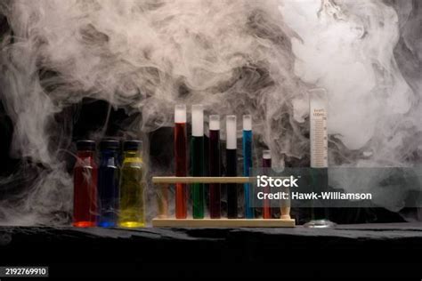 화학 유리 제품 시험관 다채로운 액체와 소용돌이치는 연기가 담긴 용기 측정 0명에 대한 스톡 사진 및 기타 이미지 0명
