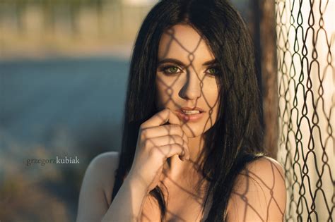 тапети Дами дълга коса очила зелени очи Черна коса емоция човек глава Гжегож Kubiak