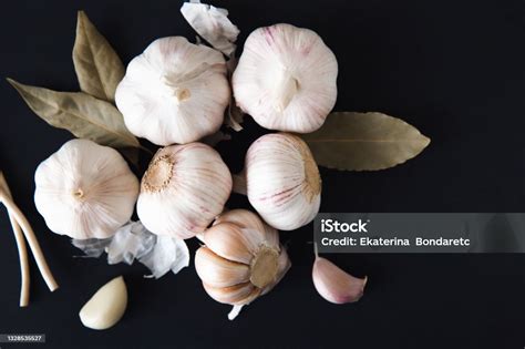 검은 색 배경에 향신료 베이 잎과 후추와 향기로운 마늘 전구 조미료와 향신료 면역 체계를 강화하기위한 자연 요법 0명에 대한 스톡 사진 및 기타 이미지 Istock