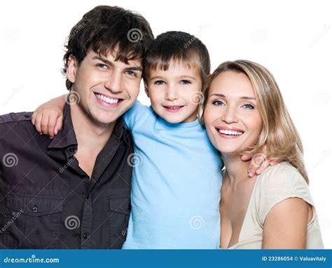 Familia Joven Feliz Con El Hijo Sonriente Foto De Archivo Imagen De