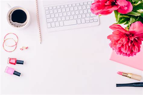 노트북 키보드 흰색 바탕에 빨간색 모란과 플랫 레이 블로거 또는 프리랜서 작업 공간 노트북에 대한 스톡 사진 및 기타 이미지