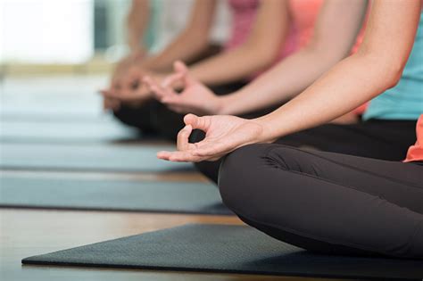 그룹의 사람들이 연습 하는 요가 클래스 손 근접 촬영 배경 스포츠와 건강 한 라이프 스타일 건강 웰빙 Pranayama에 대한 스톡 사진 및 기타 이미지 Istock