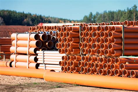 건물 현장에서 사용되는 다채로운 큰 플라스틱 파이프의 배경 개선에 대한 스톡 사진 및 기타 이미지 개선 건설 산업 관로