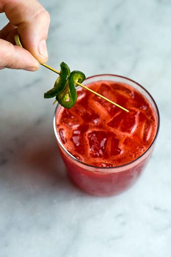 매운 딸기 마가리타 칵테일 진 보드카 럼 또는 위스키와 소다 물 과일 주스 라임과 체리가 섞인 무알코올 음료 클래식 아메리칸 바 음료 0명에 대한 스톡 사진 및 기타 이미지