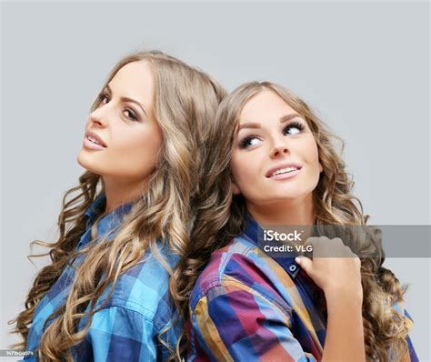 세련된 셔츠를 입고 즐거운 시간을 보내는 두 명의 아름다운 가장 친한 친구 소녀의 라이프스타일 초상화 20 24세에 대한 스톡 사진 및 기타 이미지 Istock