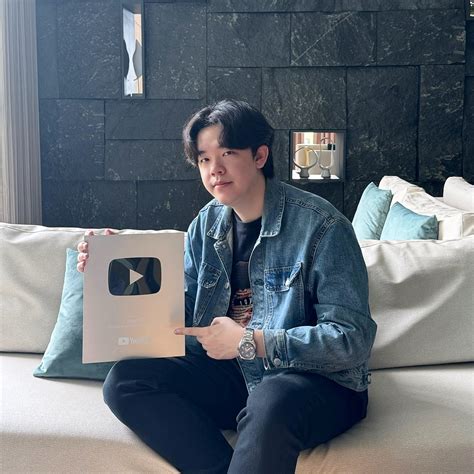 10萬訂閱獎牌get🔥 終於換我得到了 實際看真的好帥 之後會有開箱影片以及特別活動 感謝大家的支持🙏