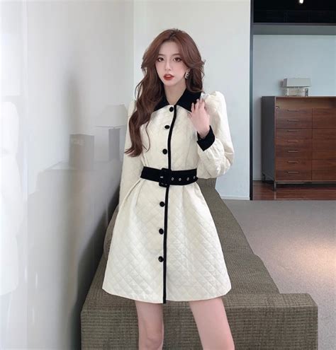 패션 바이 카카오 월 월 겨울 하객코디 배색카라 패딩원피스 허리벨트 누빔자켓 퍼프소매 경량패딩 a라인 원피스 겨울 하객룩 세미정장 오피스룩