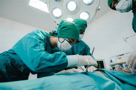 수술 환자와 간호사가 있는 수술 의료 건강 장비 응급 의학 치료 클리닉 개념으로 병원 수술실에서 일하는 전문 외과 의사 팀워크 사람 사진 Unsplash의 외과 의사 이미지