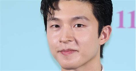 포토 홍경 은은한 미소